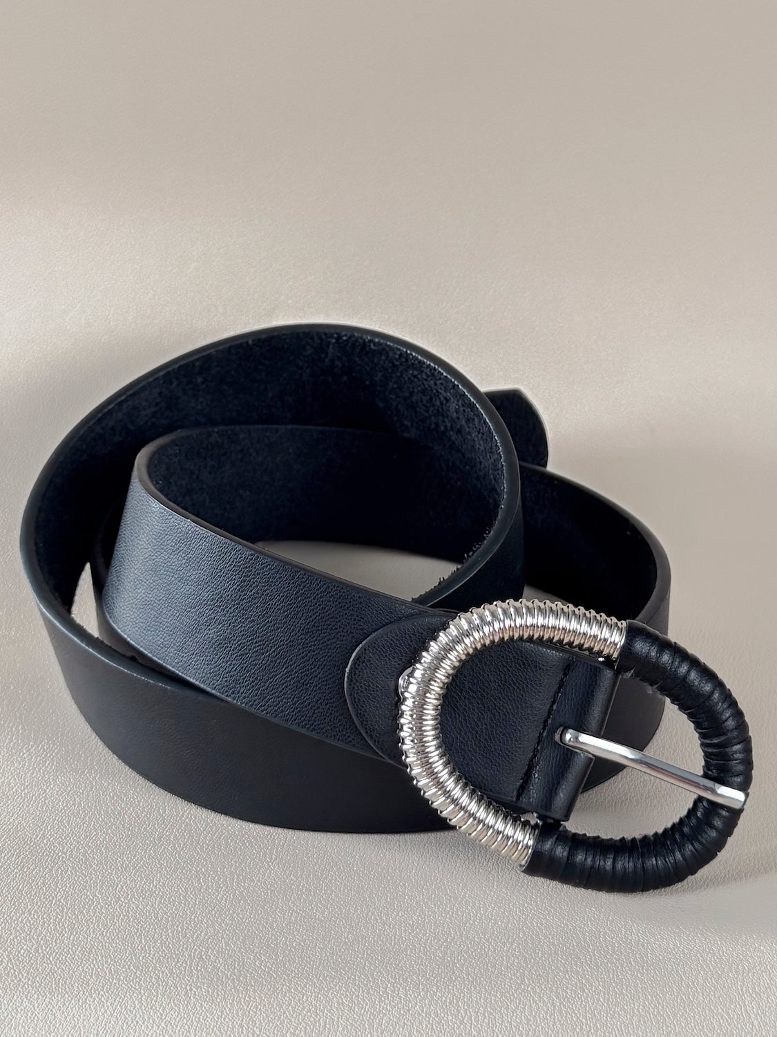 Ceinture Audrey – Ceinture noire boucle ovale effet bijou – Paroxysm